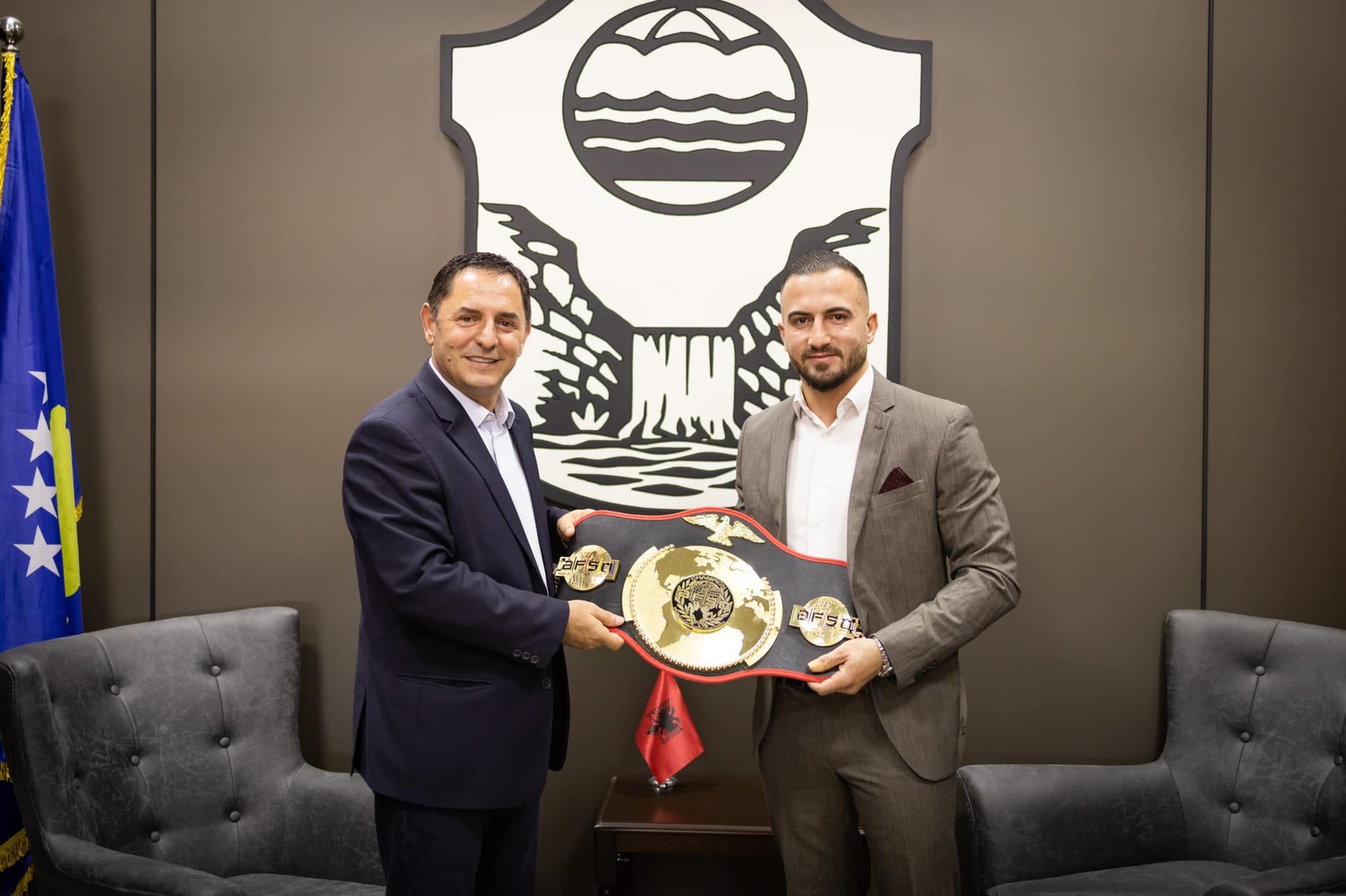 Kryetari i Malishevës, Ekrem Kastrati dhe drejtori, Fitim Shala, pritën ...