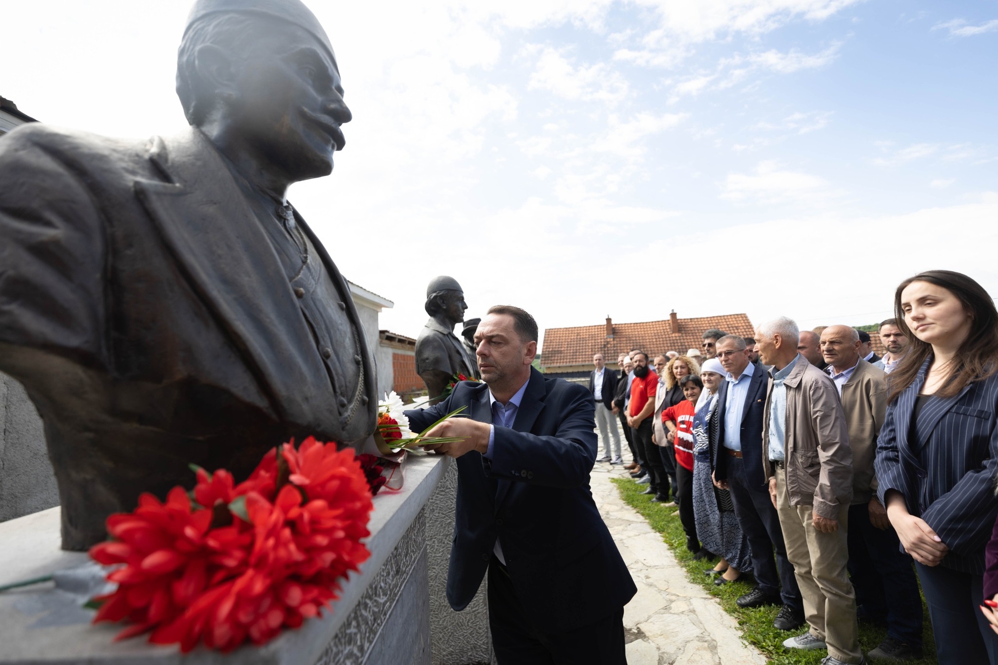Janë përkujtuar në 44 vjetorin e rënies heroike, dëshmorët Tahir e ...