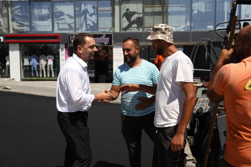 Ka filluar të asfaltohet rruga "Ilaz Kodra" në Skënderaj - Radio Kosova ...