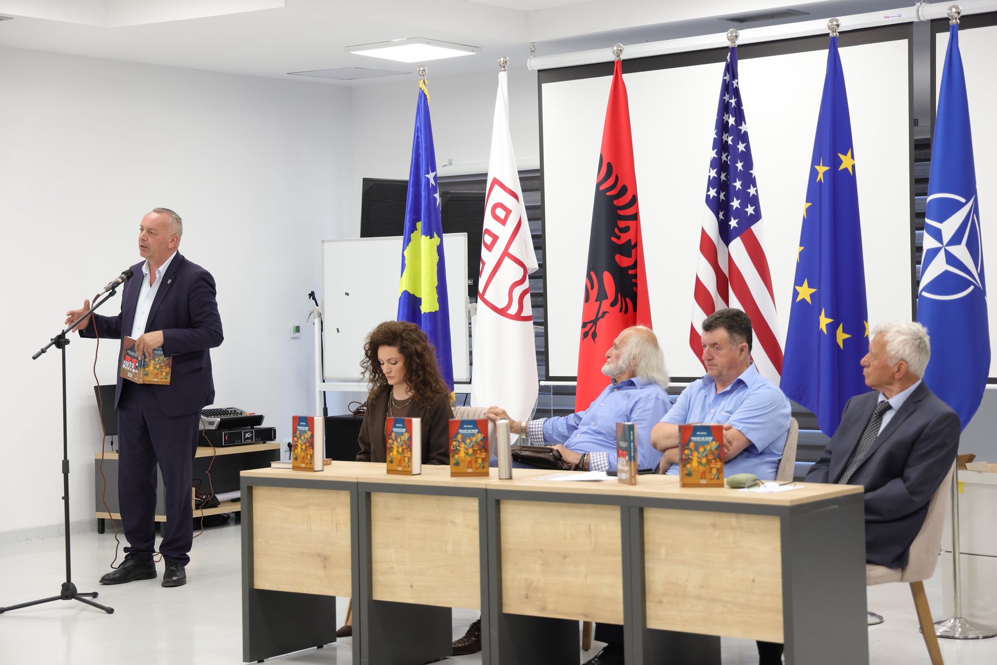 U promovua libri “Fëmijët në skenë – luajnë, mësojnë dhe kënaqen”, i ...