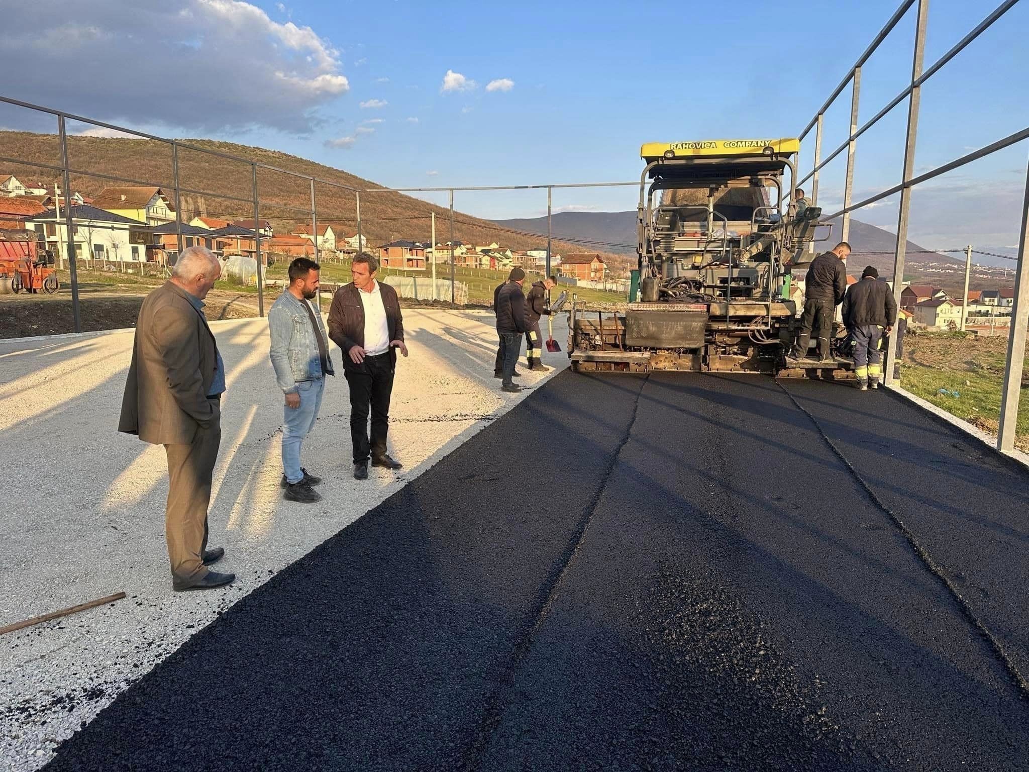 Asfaltohet fusha sportive në oborrin e ShFMU “31 Marsi" në fshatin Guri ...