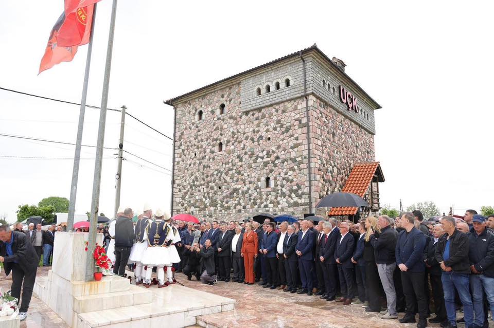 Lavdi të gjithë dëshmorëve që u bënë themel i Kosovës së lirë! - Radio ...