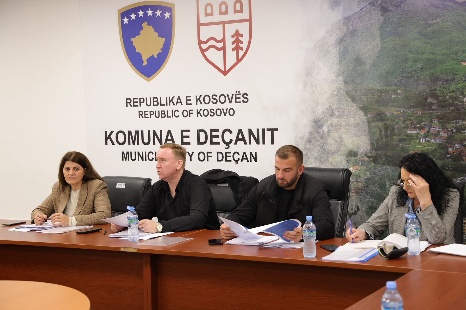 U mbajt mbledhja e VIII-të e Komitetit për Politikë dhe Financa - Radio ...