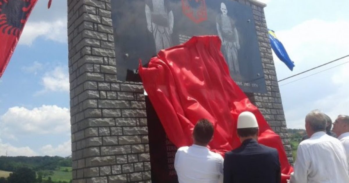 Është zbuluar pllaka përkujtimore në të cilën janë gdhendur në mermer ...