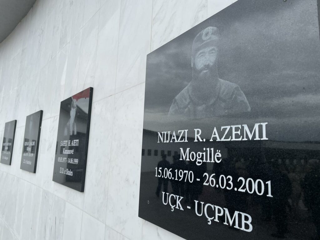 Përkujtohet dëshmori kombit Nijazi Azemi - Komandant Mjekra - Radio ...