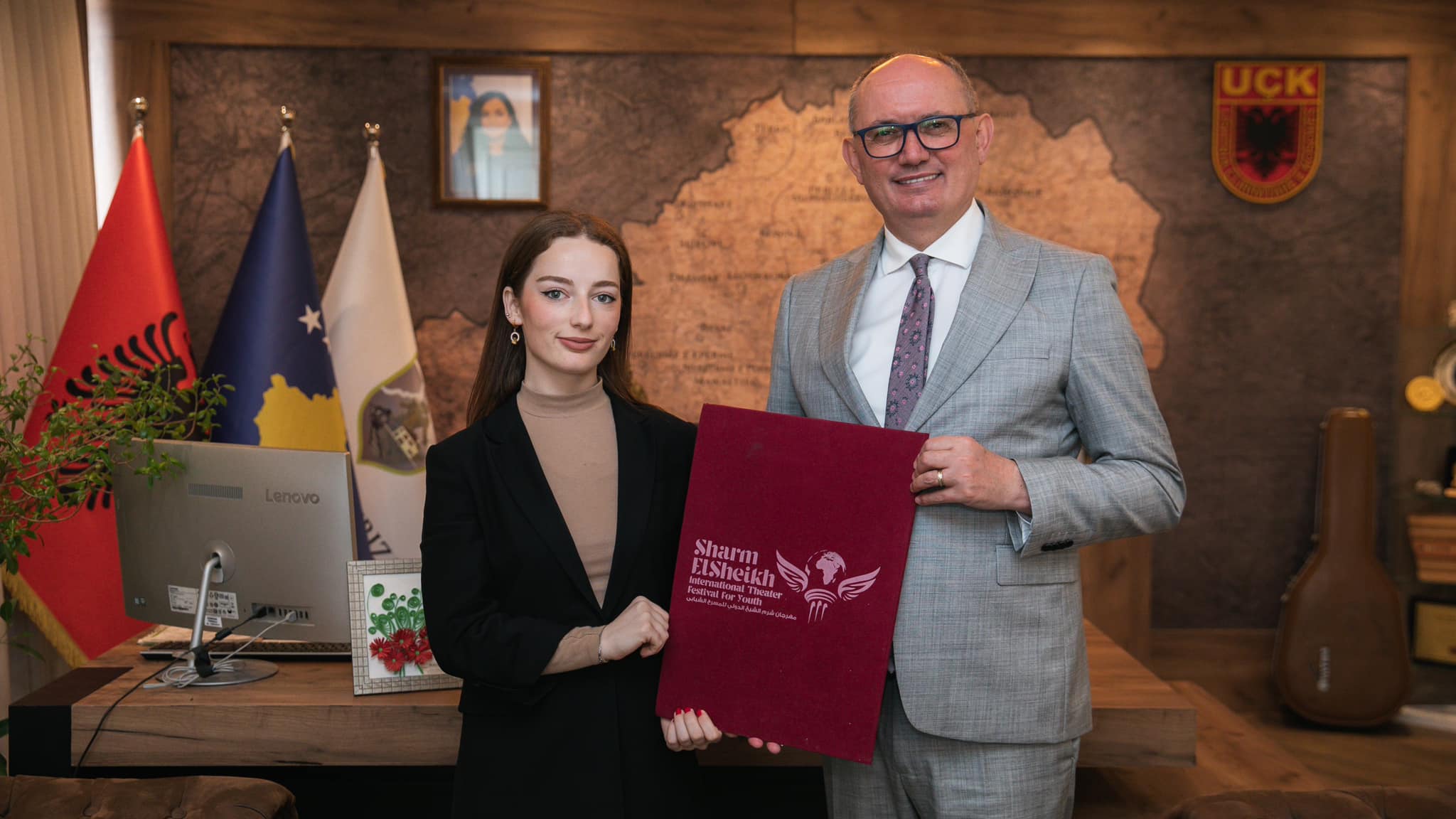 Kryetari Aliu priti në takim regjisoren Erleta Rexhepi - Radio Kosova e ... Kryetari Aliu priti në takim regjisoren Erleta Rexhepi - Radio Kosova e ...