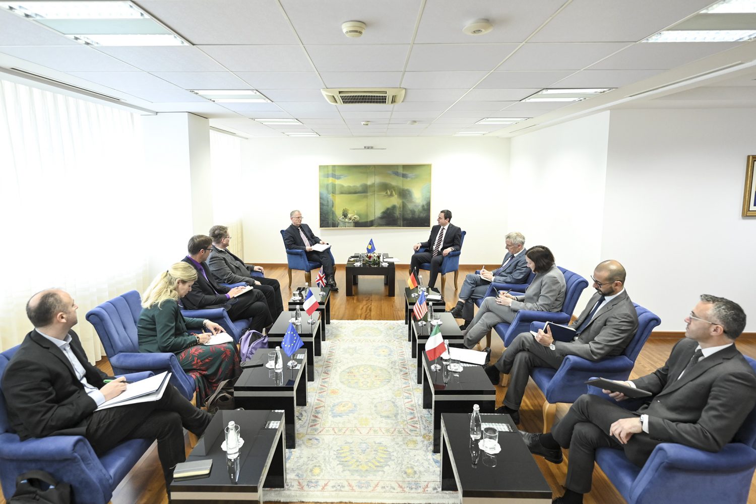 Kryeministri, Kurti e zëvendësi i tij, Besnik Bislimi, informuan ambasadorët e QUINT-it mbi ...