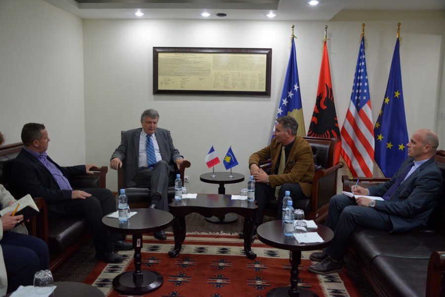 Ministri Lekaj priti në një takim ambasadorin Francez në Kosovë, Didier ...