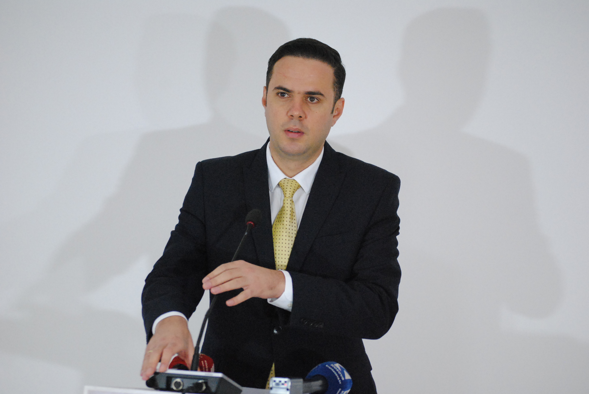 Lumir Abdixhiku: A po e legalizon Serbia ndikimin në Kosovë - Radio ...