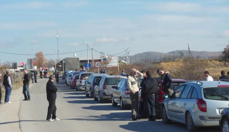 Në pikëkalimin kufitar në Merdare kolona të gjata deri në dy- tre orë ...