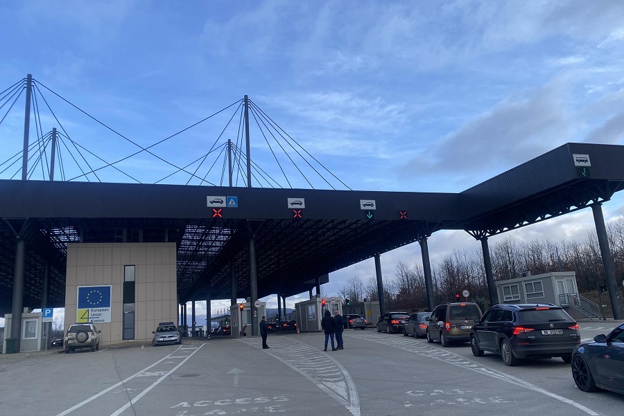 Autoritetet serbe, në pikë-kalimin në Merdarë, kanë arrestuar shtetasin ...