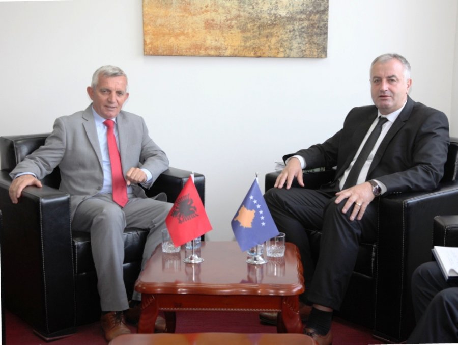 Ministri i FSK-së Rrustem Berisha është takuar sot me ambasadorin e ...