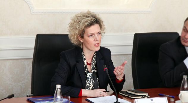 Mimoza Ahmetaj: Zgjedhjet e parakohshme si zgjidhje për Kosovën - Radio ...