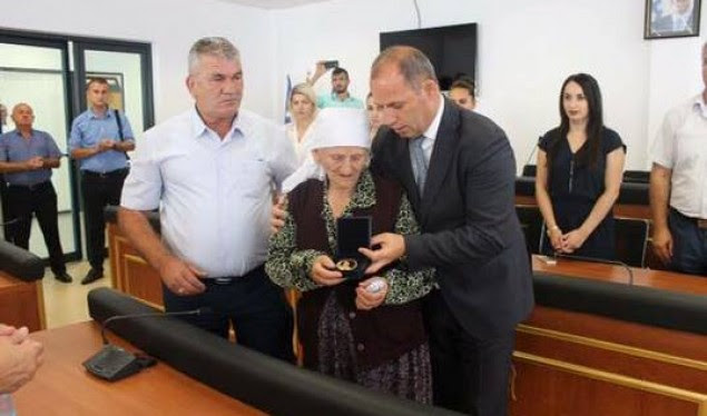Dëshmori i kombit Bedri Shala dekorohet me Urdhrin “Hero i Kosovës ...