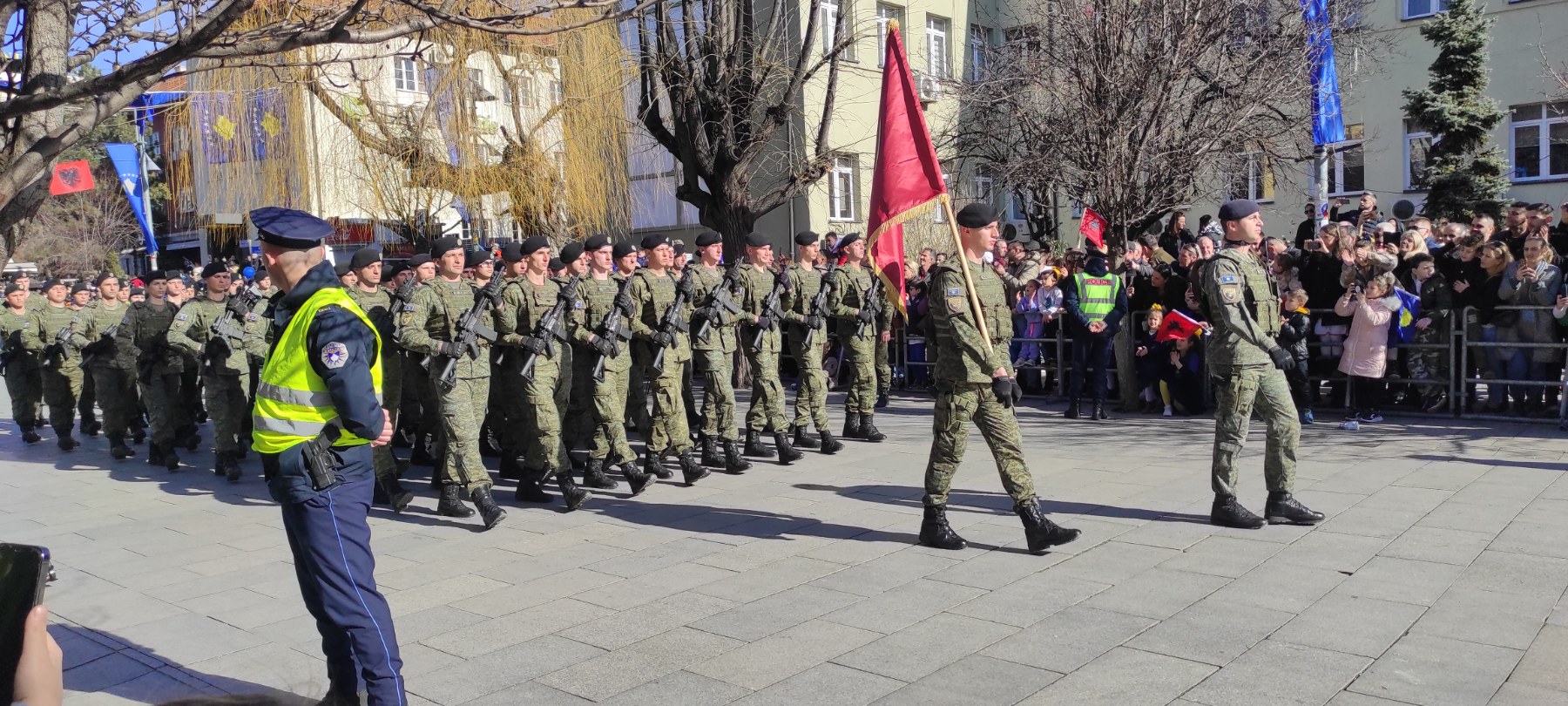 Me rastin e 17 vjetorit të Pavarësisë, sot në orën 12:00 parakalojnë ...