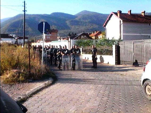 Policia ka arritur që në mënyrë të dhunshme ta zhbllokojë rrugën në ... Policia ka arritur që në mënyrë të dhunshme ta zhbllokojë rrugën në ...