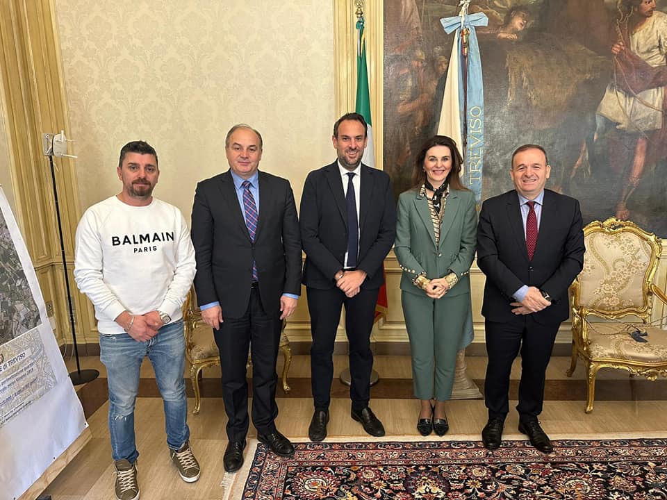 Vlora Çitaku, Enver Hoxhaj, Elmi Reçica, Bedri Suka e Amir Zogaj, po ...