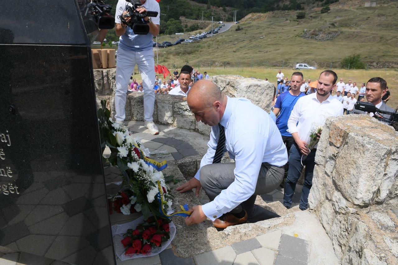 Kryeministri Haradinaj, sot ka bërë homazhe tek lapidari i dëshmorit ...