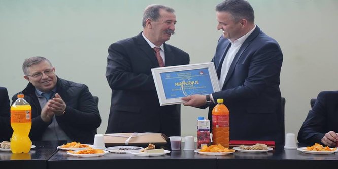 Ceremoni me rastin e pensionimit të mësuesit Musa Derguti - Radio ...