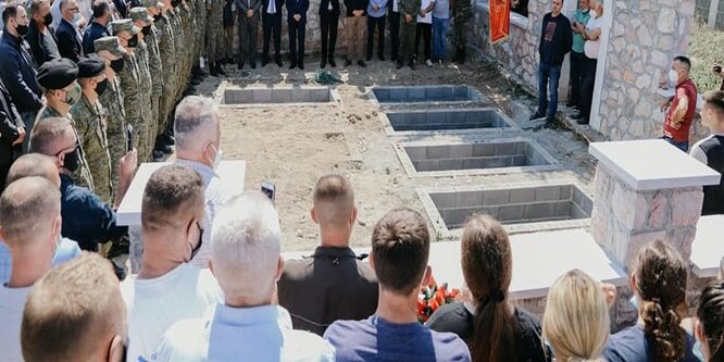 Me ceremoni ushtarake në fshatin Strellc i Ulët u rivarroset 5 Dëshmor ...