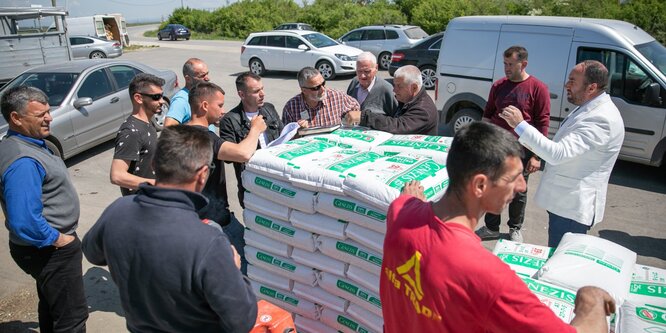 Në Ferizaj shpërndahet pleh artificial azotik për kultivuesit e grurit ...