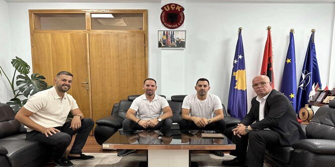 Kryetari Latifi, ka pritur në takim vëllezërit Adri dhe Nuri Bugari të ...