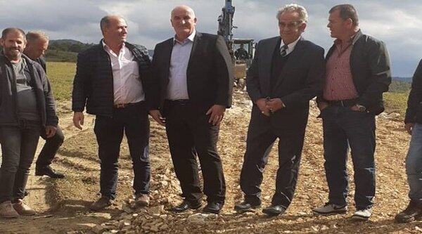 Kryetari Haliti vizitoi punimet në rrugën fushore në Lubishtë të Vitisë ... Kryetari Haliti vizitoi punimet në rrugën fushore në Lubishtë të Vitisë ...