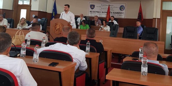 ARBËR ZENUNI U ZGJODH KRYESUES I KUVENDIT KOMUNAL TË RAHOVECIT - Radio ...