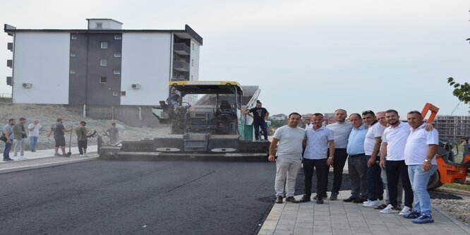 Filloi asfaltimi i rrugës “Habib Berisha” në Malishevë - Radio Kosova e ...