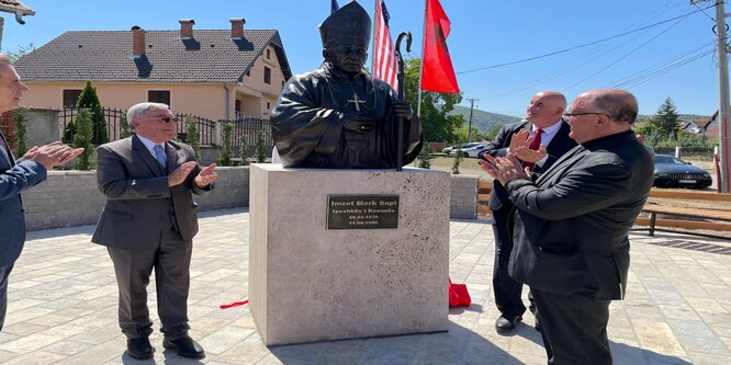 Në Binçë të Vitisë u përurua sheshi dhe u zbulua busti i Imzot Mark ...
