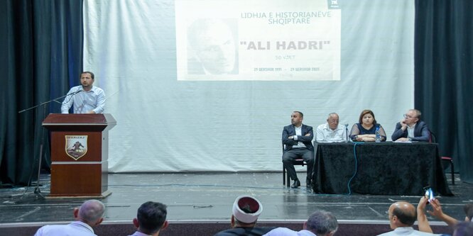 Shënohet 30 vjetori i Lidhjes së Historianëve Shqiptarë "Ali Hadri" në ...