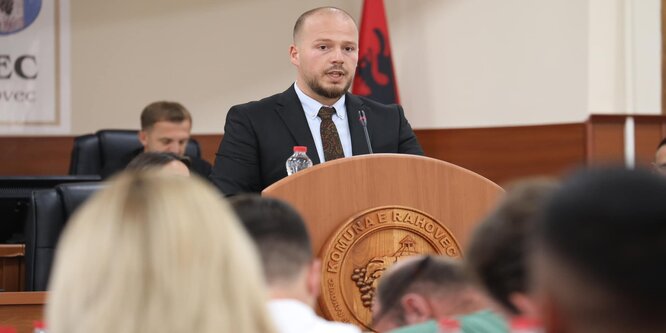 Kuvendi Komunal i Rahovecit shkarkoi kryesuesin Defrim Kafexhiu - Radio ...