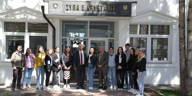 Zv. Kryetari Aliu priti në takim studentë të Kolegjit Universum - Radio ... Zv. Kryetari Aliu priti në takim studentë të Kolegjit Universum - Radio ...
