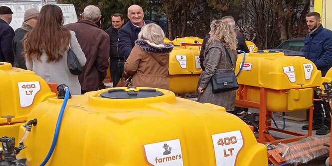 60 fermer vitias pajisen me spërkatëse - Radio Kosova e Lirë