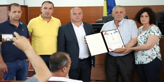 Me Urdhrin ”Hero i Kosovës” Presidenti nderon pishtarët e lirisë ...