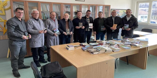 Biblioteka e SHFMU “Rifat Berisha” në Berishë u pasurua me 200 libra të rinj - Radio Kosova e Lirë