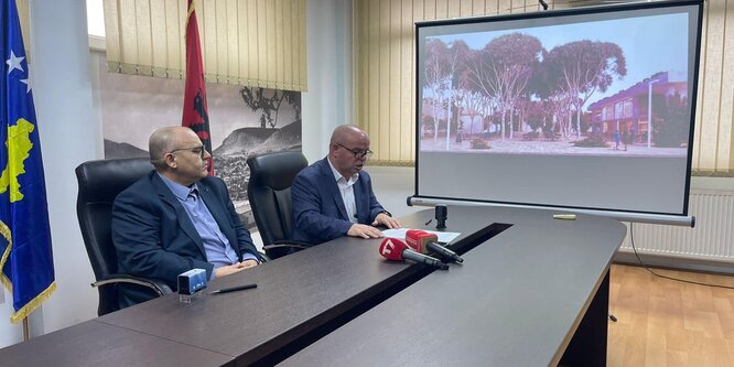 NËNSHKRUHET KONTRATA PËR SHESHIN QENDROR TË RAHOVECIT - Radio Kosova e Lirë