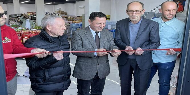 Kryetari Kastrati merr pjesë në hapjen e biznesit të ri, “Market ...