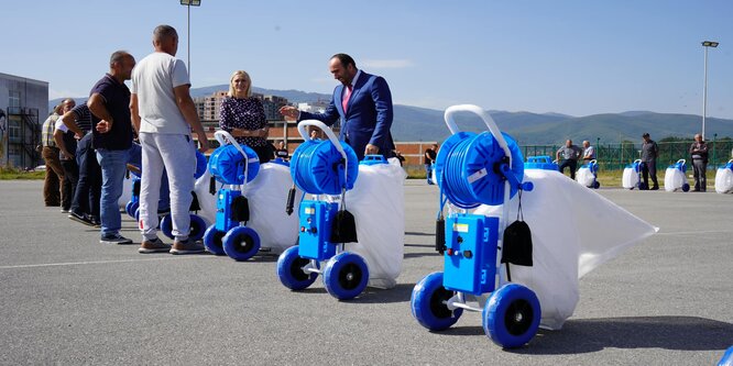 50 pemëtarë e perimtarë, mbështeten me spërkatëse nga Drejtoria e ...
