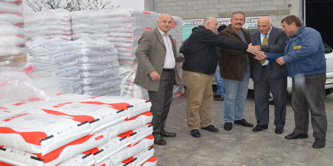 420 bujq malishevas përfitojnë pleh kimik për mbjelljet vjeshtore ...