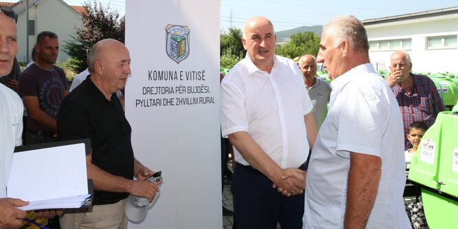Komuna e Vitisë shpërndau spërkatëse dhe rroto kosa për fermerët ...
