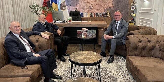 Kryetari Aliu, ka pritur në takim veprimtarin kombëtar Martin Çuni ... Kryetari Aliu, ka pritur në takim veprimtarin kombëtar Martin Çuni ...