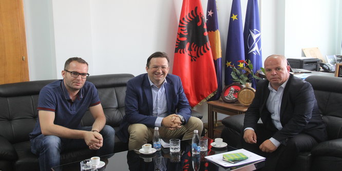 Kryetari Latifi priti në takim Mendim Rugova, koordinator nacional për ...