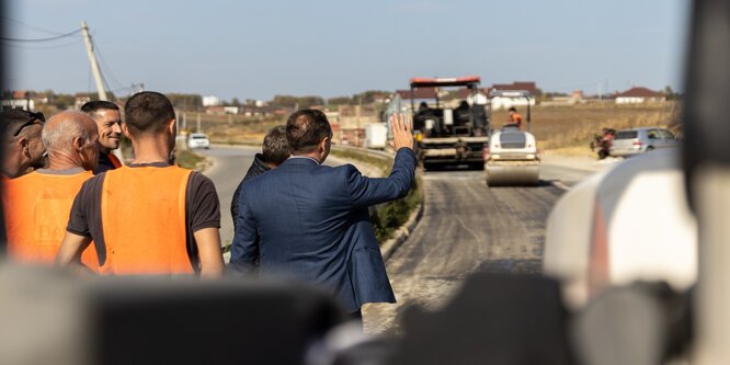 Ka filluar rregullimi i rrugës tek rreth-rrotullimi në Morinë të ...