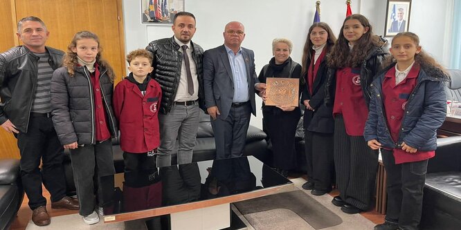 Kryetari Latifi ka pritur në takim përfaqësues dhe nxënës të ShFMU ...