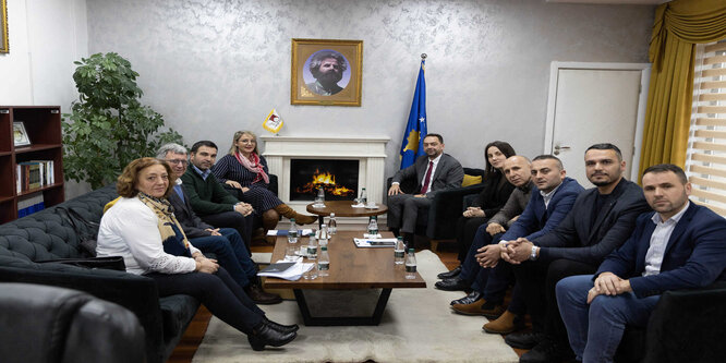 Kryetari Nura priti në takim zyrtarë të DEMOS-it dhe të Ministrisë së ...