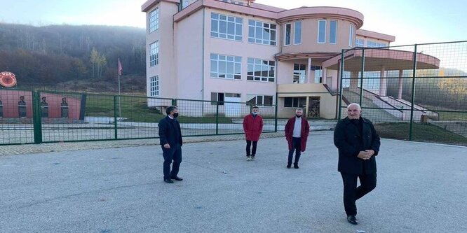 Kryetari Haliti vizitoi punimet në rregullimin e fushës sportive në ... Kryetari Haliti vizitoi punimet në rregullimin e fushës sportive në ...
