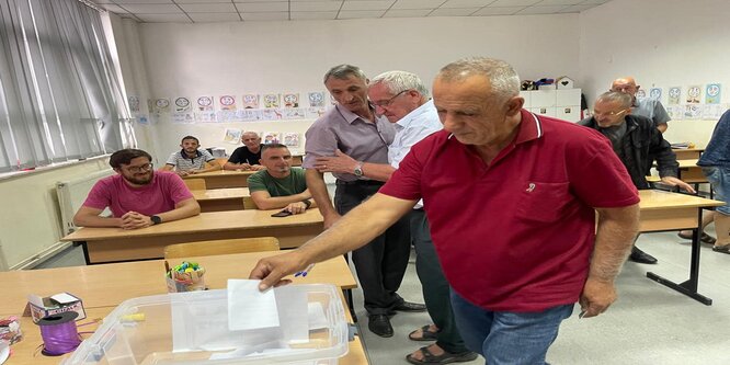 Nxënësit e fshatit Greme, do të bëhen me tabela digjitale dhe kabinet ...