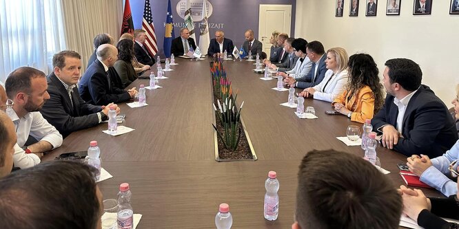 Kryesuesi Zariqi, priti në një takim Kryetarin e Cedar Falls në IOWA ...