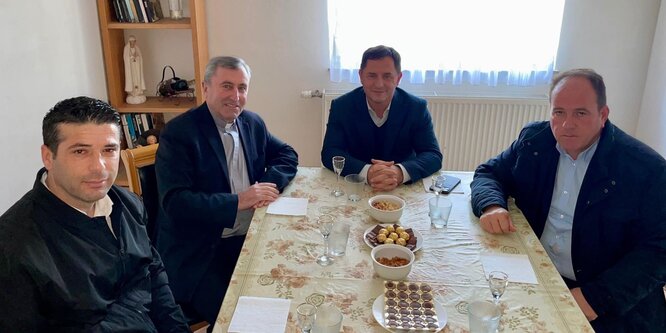 Kryetari Kastrati ishte për vizitë në Kishën katolike në fshatin ... Kryetari Kastrati ishte për vizitë në Kishën katolike në fshatin ...